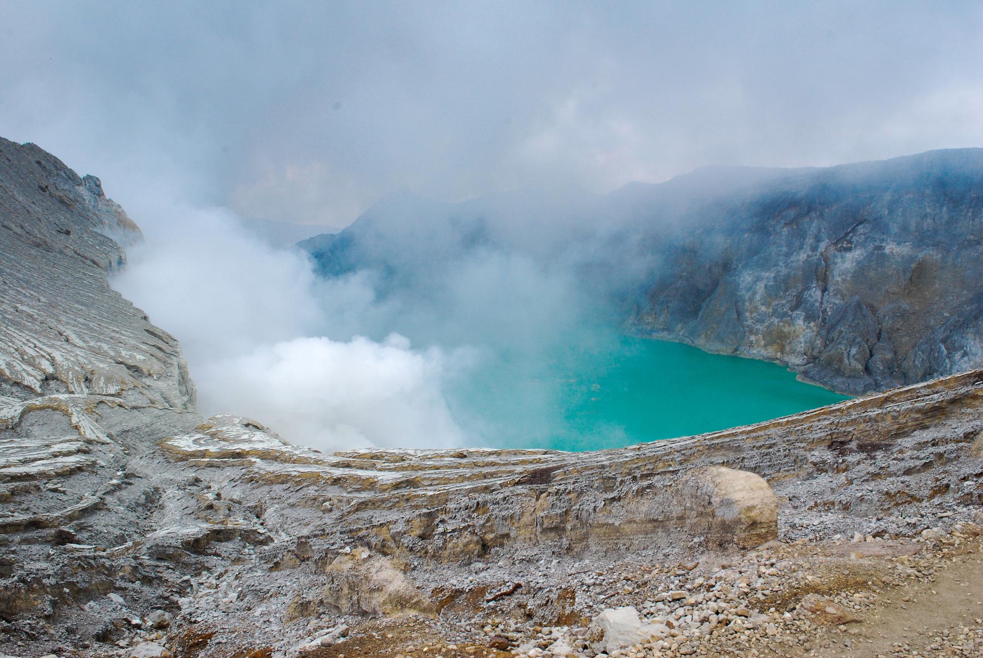 Gunung Ijen atau dikenal Kawah Ijen adalah salah satu gunung yang aktif